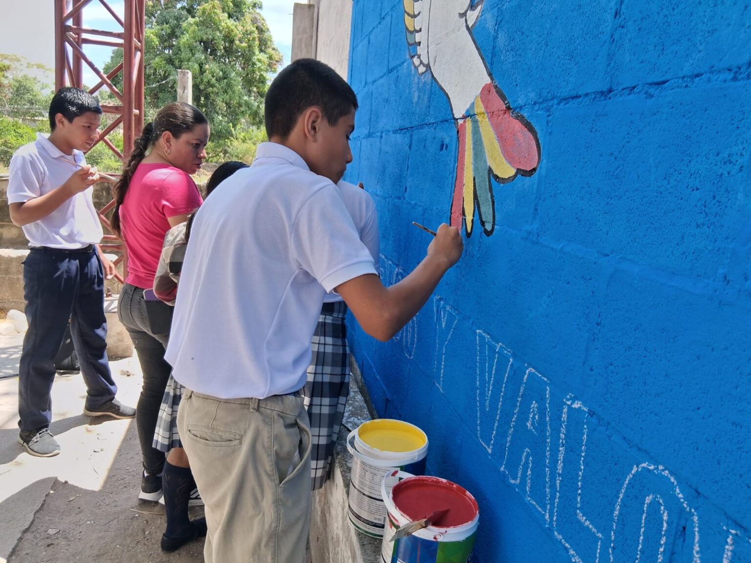 Estudiantes de El Jícaro transforman su comunidad a través del arte urbano